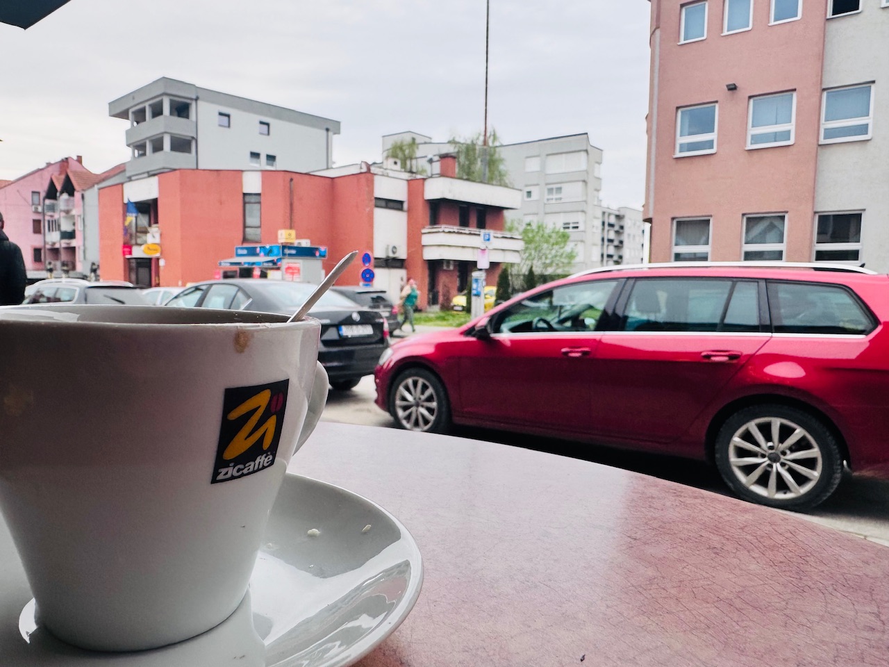 kalesija CAFFE LIPA ispred kafica basta centar kalesije posta golf VII ...
